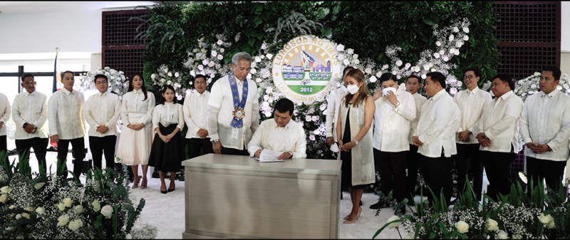 Imus mayor inks first EO promoting gov’t transparency, accountability ...