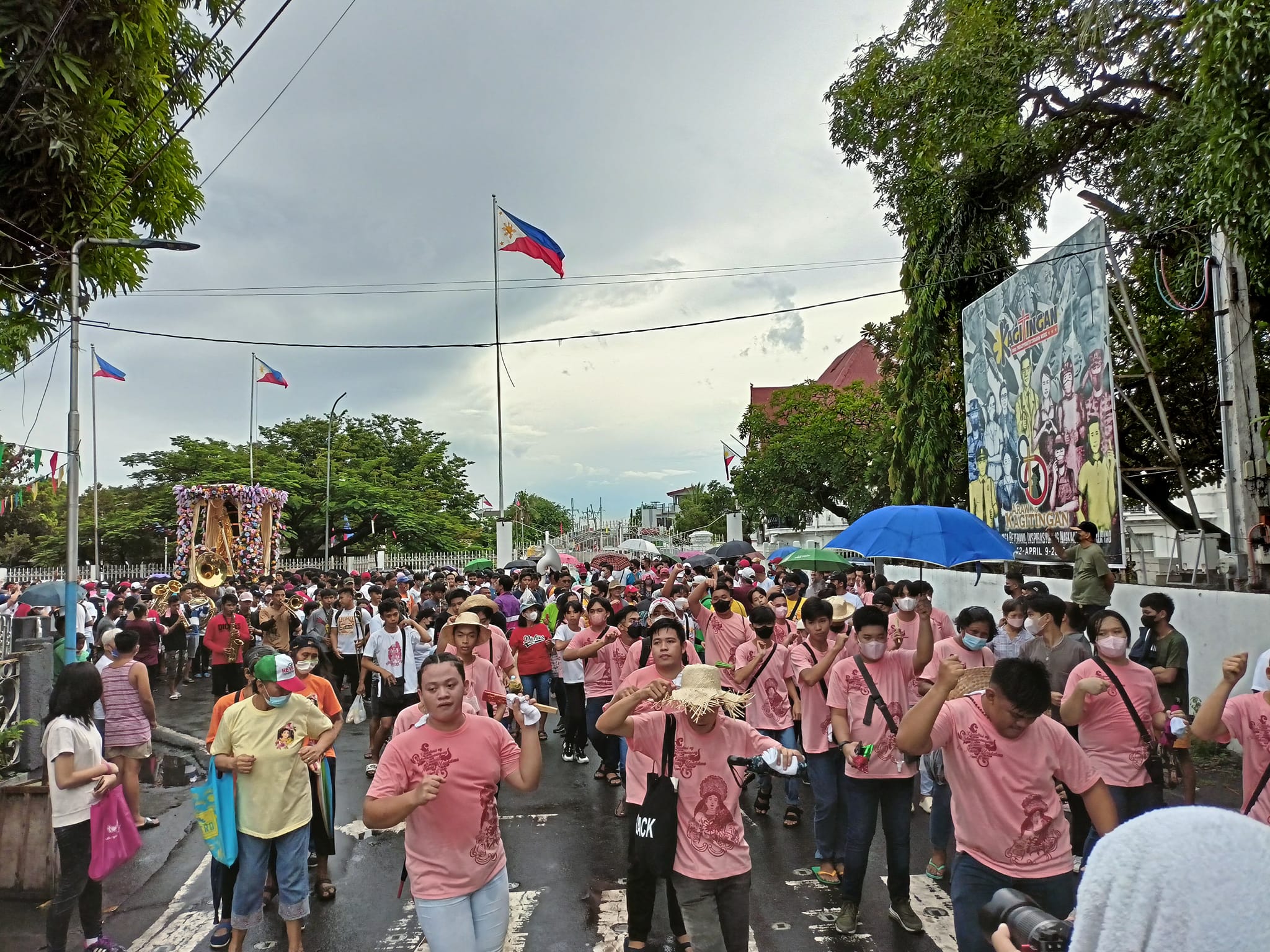 Kawiteños bring back ‘karakol’ procession after 2-year pandemic - The ...